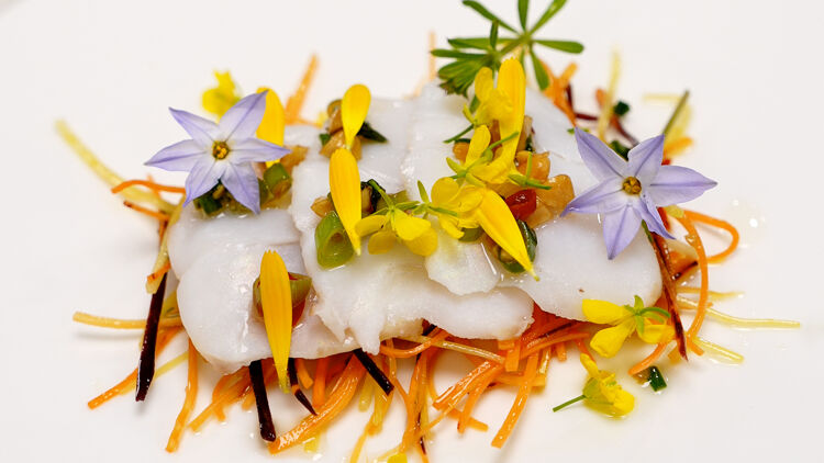 Recette Pétales de skrei et salade de carottes pimentée - Pascal Barbot ...